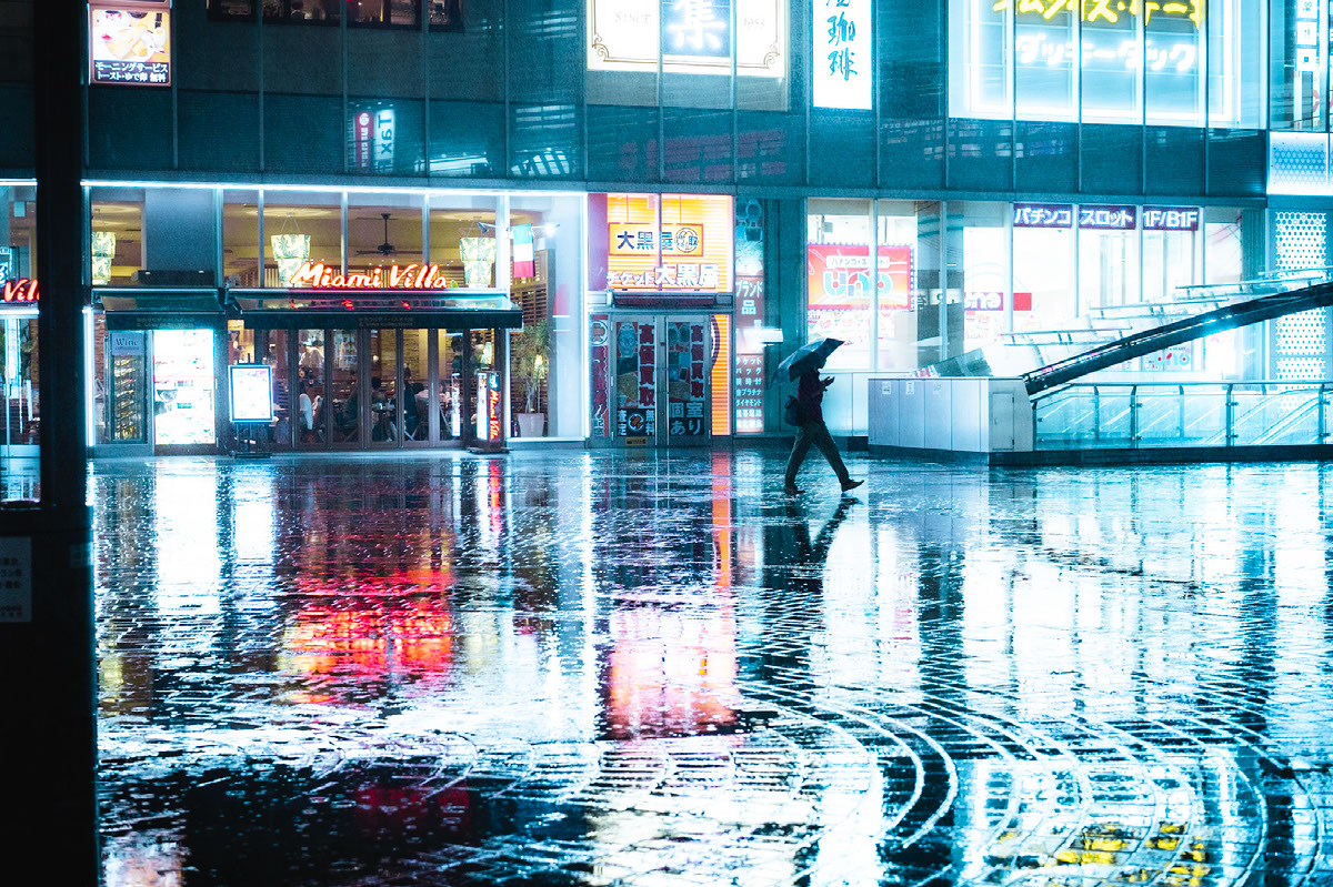Colorful glowing rainy night | Edit | Photoshop Lightroom